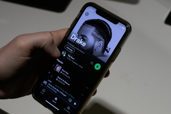 » Music Industry Reacts to AI-Generated Vocals that Mimic Drake, The ...