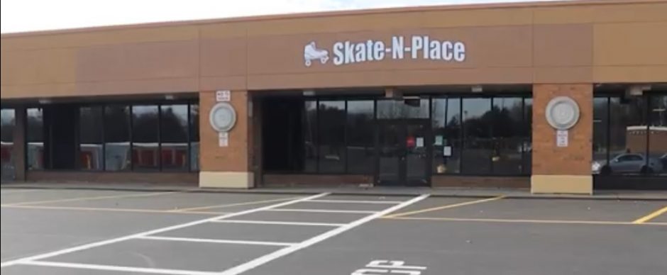 » New Skating Rink Opens in Seneca Mall
