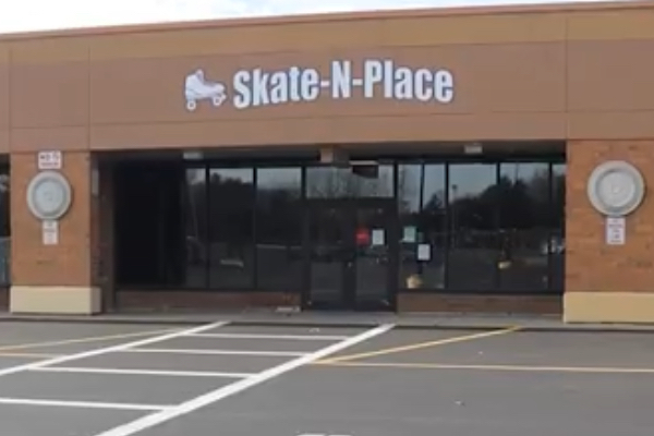 » New Skating Rink Opens in Seneca Mall